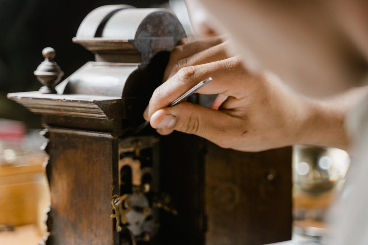 10 Expert Tips for Spotting Real vs. Fake Antiques – Decluttering Mom