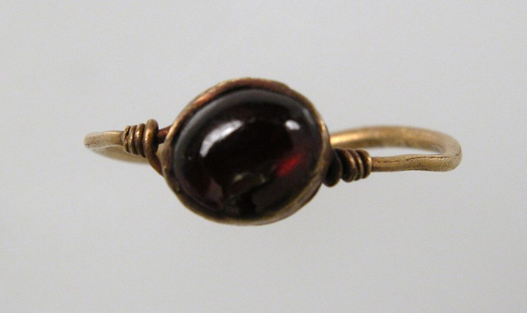 14 Old Jewelry Pieces That Could Be Worth Something – Decluttering Mom