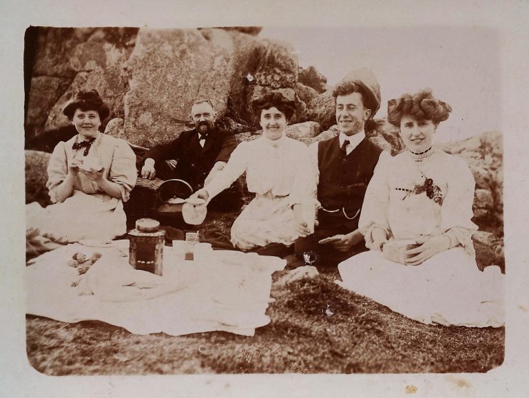 14 Family Photos That Capture a Bygone Era – Decluttering Mom