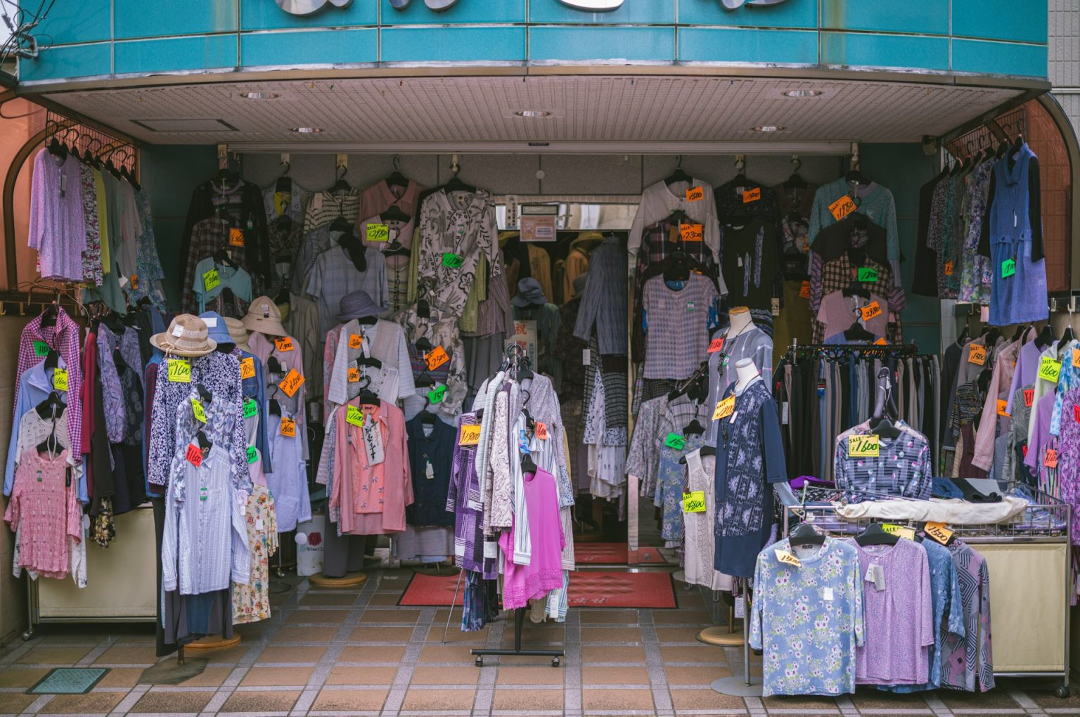 12 Steps to a Wildly Profitable Garage Sale – Decluttering Mom