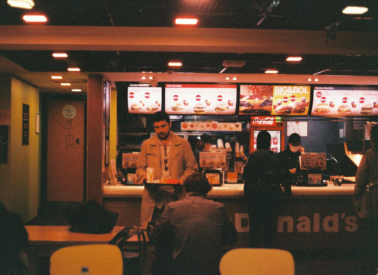 5 Cringey Restaurant Orders Diners Regret Asking For – Decluttering Mom