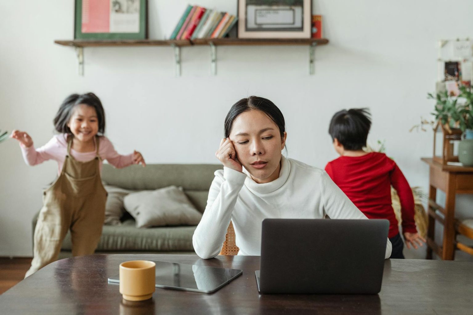 6 Signs You’re Overstimulated, Not Messy And How To Cope – Decluttering Mom