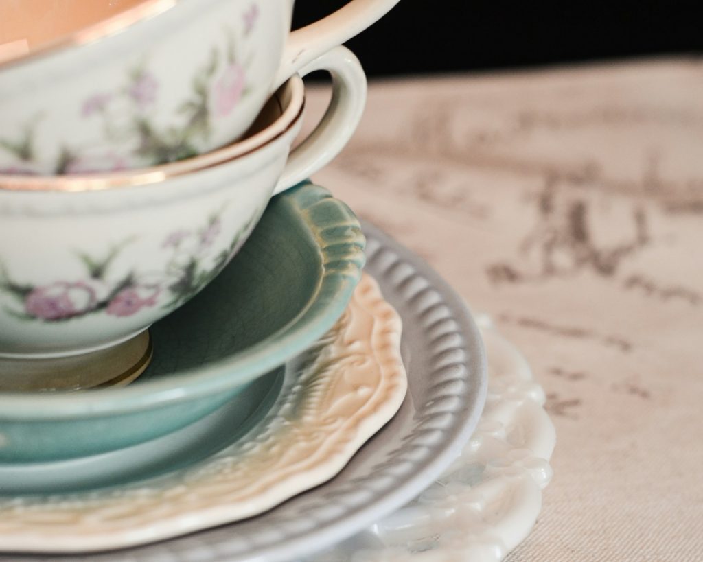 5 Vintage Dishes Worth a Small Fortune – Decluttering Mom