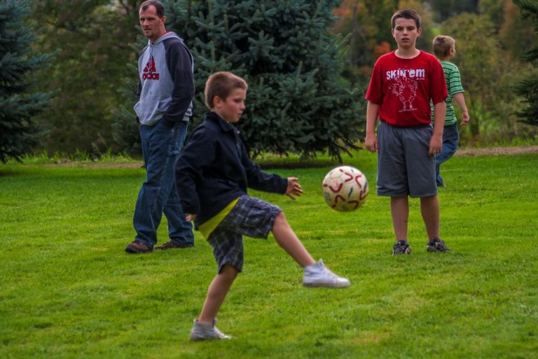 7 Childhood Games Played Without Screens – Decluttering Mom