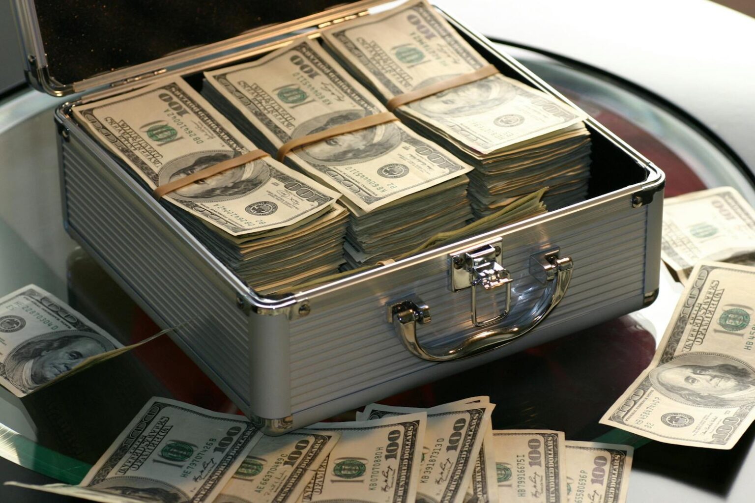 Here’s How Much Cash Experts Say You Should Keep at Home – Decluttering Mom