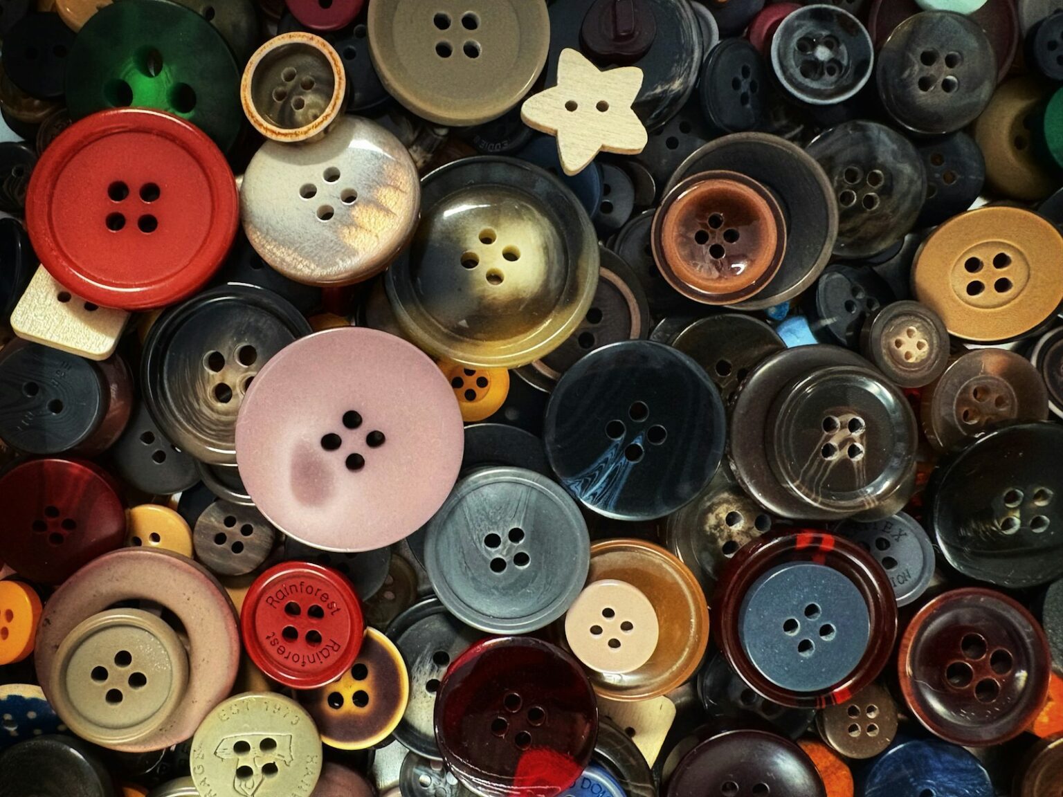 Estate Experts Identify 5 Vintage Sewing Notions Buyers Look for First ...